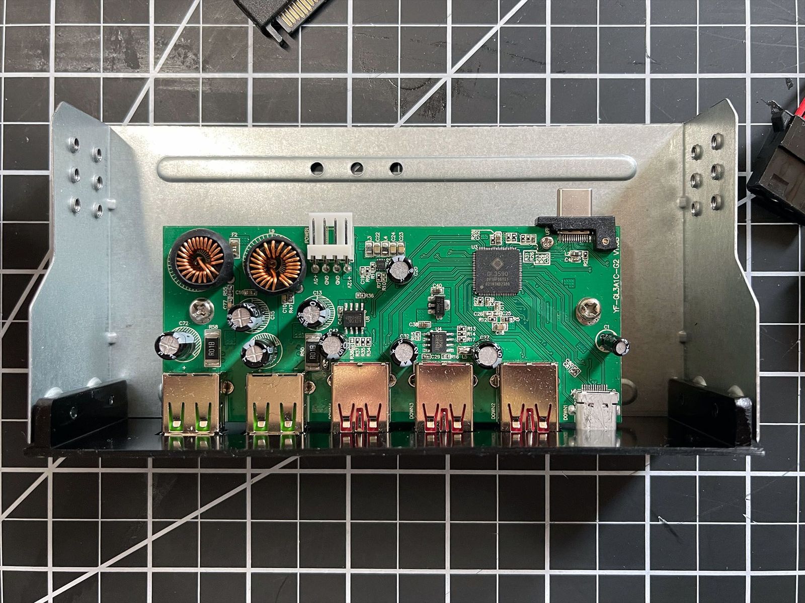 Desk Upgrade: Under Desk USB 3.1 Gen 2 Hub | Evan Li